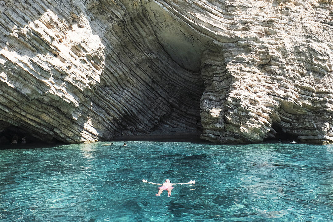 Chomi Beach, sedimentary cliffs and clear water | Estrella Damm